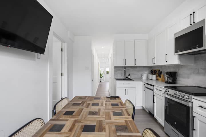 Luxurious 4br With Sunny Deck Balcony - Montreal