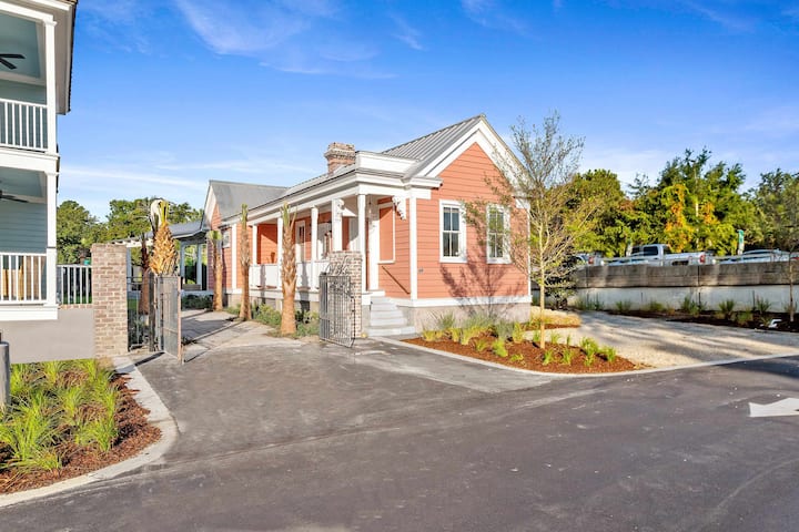 Downtown Chic Cottage Retreat - King Street! - Charleston, SC