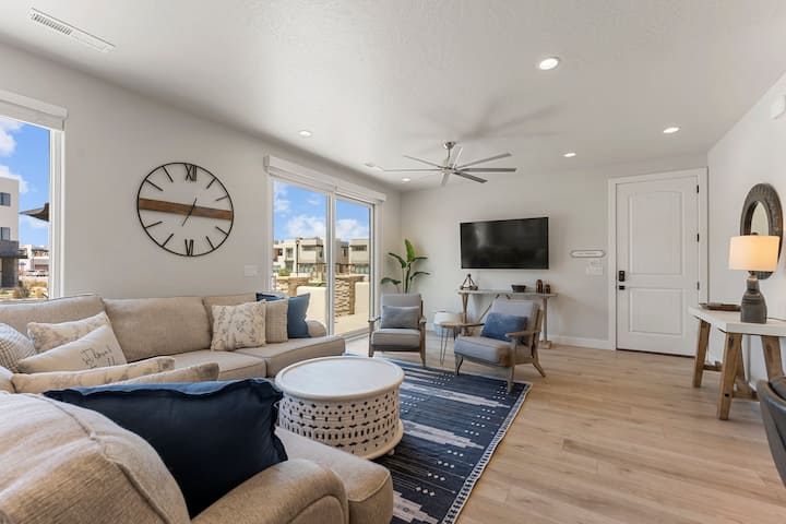 Tahitian Pearl: Desert Color Lagoon + Beaches - St. George, USA