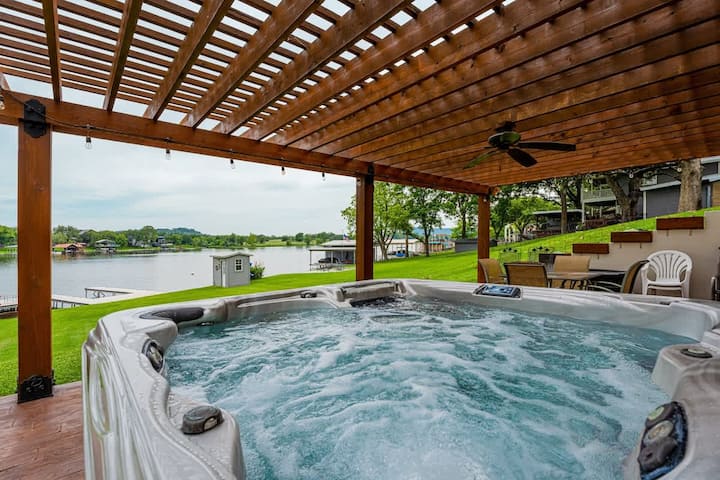 Bluebonnet Surprise-lakeside, Hot Tub, Guest House - Kingsland, TX