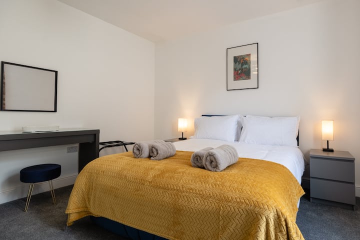 Stunning 2 Bedroom Apartment In Cheltenham - Cheltenham