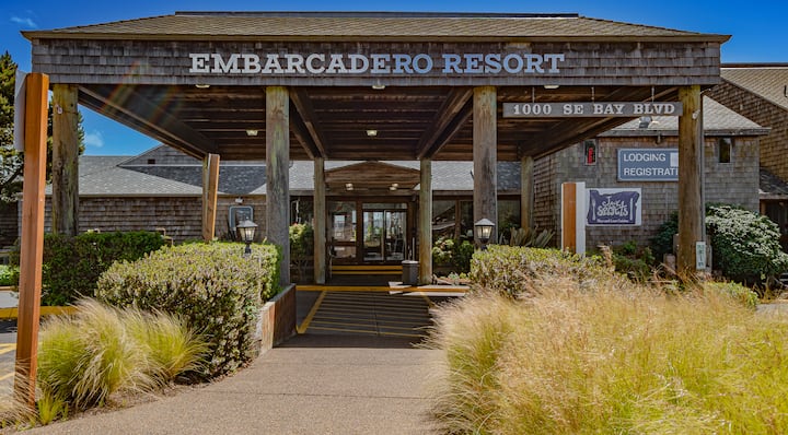 1-bedroom Queen Suite With Balcony & Pool Access - Newport, OR