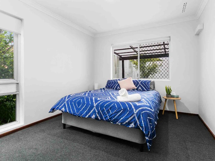 Serene Stay: 2br, Sleeps 4, River & Beach Closet - Melville
