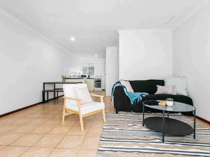 Serene Stay: 2br, Sleeps 4, River & Beach Closet - Fremantle