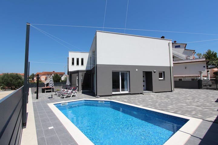 Villa Unique Directement à Rovinj Avec Piscine Pri - Rovigno