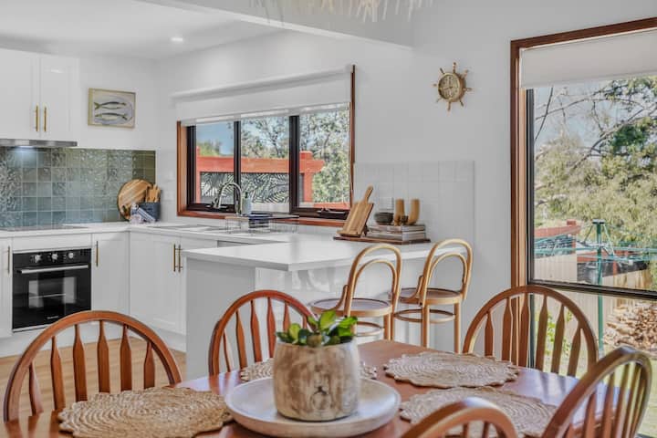 Swell Seeker’s Rest - Sleeps 6 - Deck & Firepit - Ocean Grove