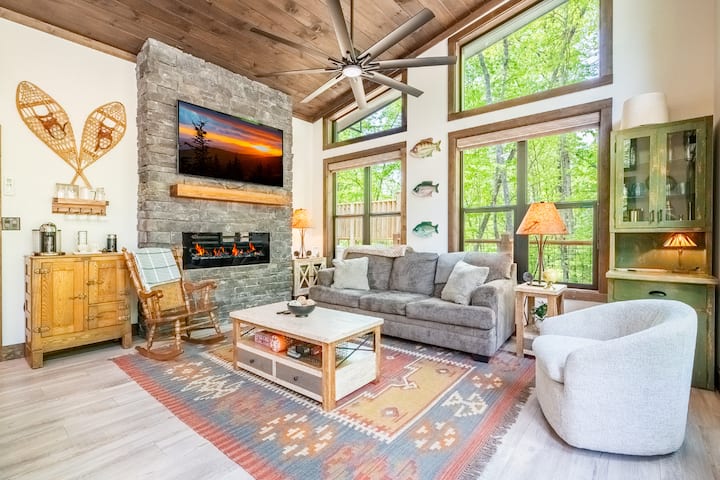 *Romantic 1bd Cabin W/ Hot Tub! Wifi + Fireplace!* - Douglas Lake, TN
