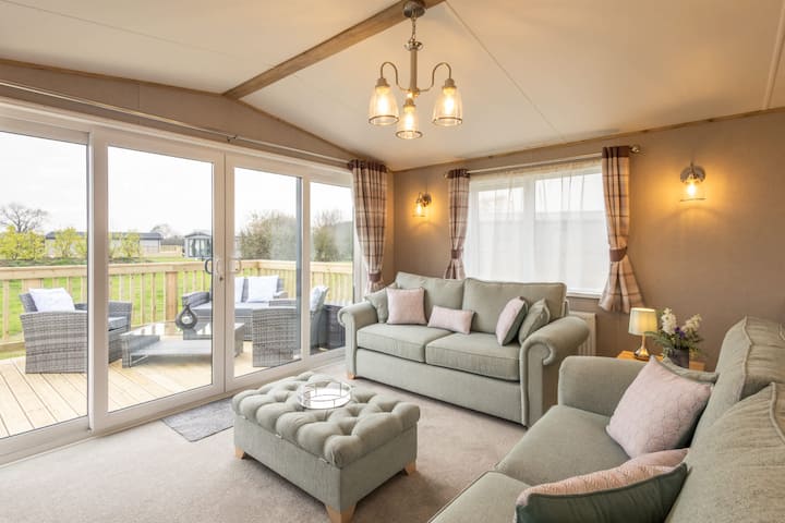 Host & Stay | Fieldview Lodge, Ashdown Retreat - Malton