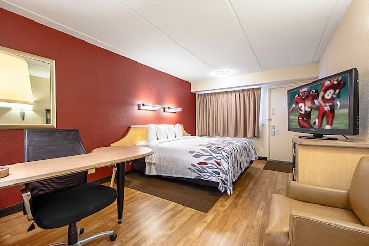 Comfortable Budget Stay Near Belden Village Mall - Canton, OH