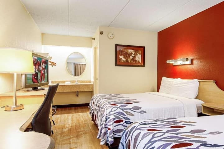 Charming Budget Room Perfect For Families W/ Pets - Canton, OH