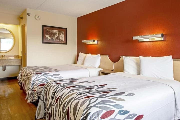 2 Budget Rooms Perfect For Business Trips, Parking - Canton, OH