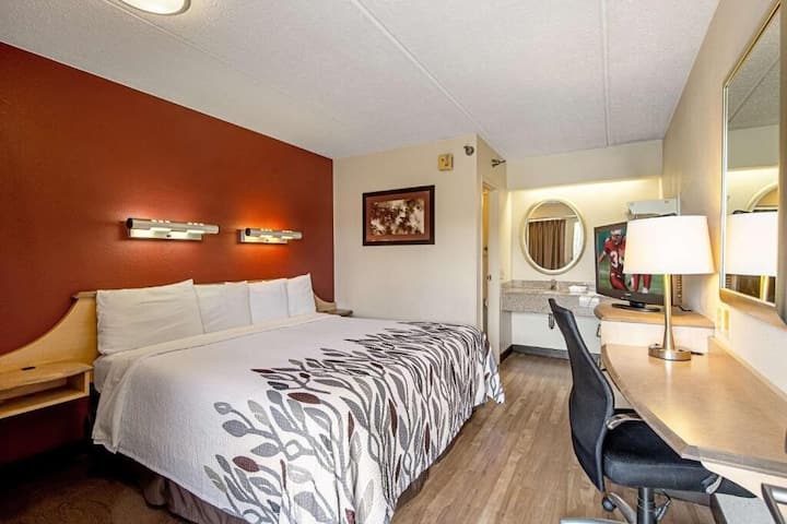 Affordable Stay Near Canton’s Best Tourist Spots - Canton, OH