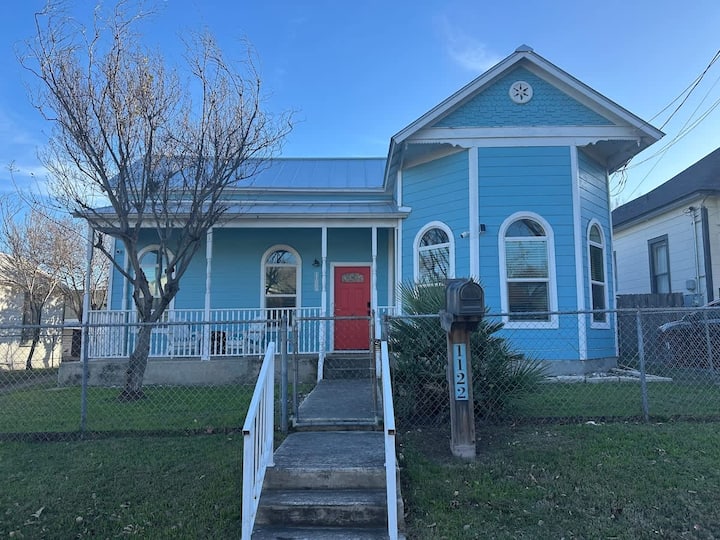 The Azure Charm 3/2 Home By The Pearl & Fort Sam - San Antonio