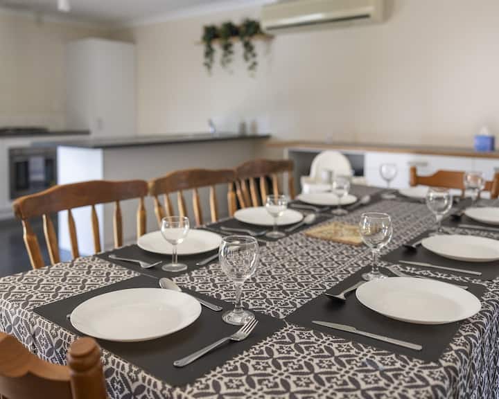 Bedroom 5: Aircon, Free Wifi, Double Size Bed, Tv - Woodbridge