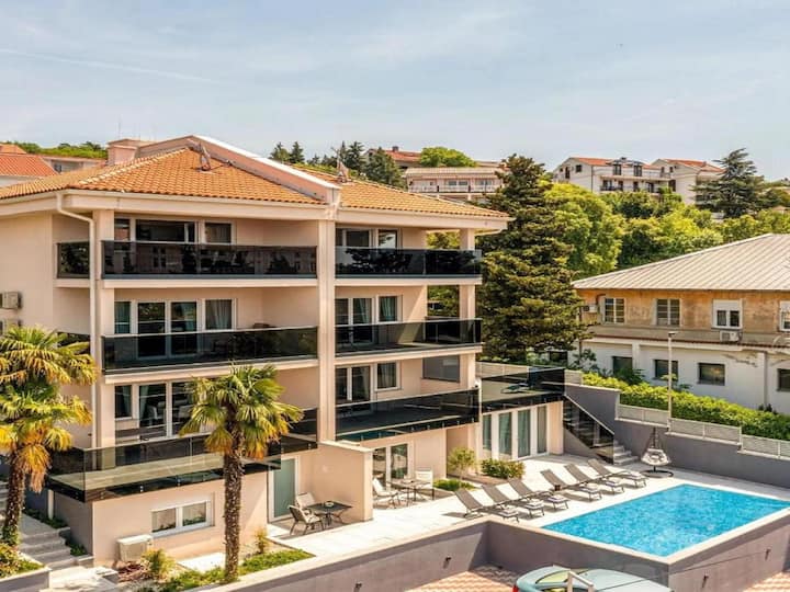 Adorable Maison Avec Balcon Et Piscine - Crikvenica