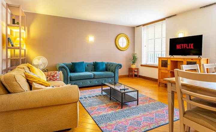 Bright & Modern 2br - Chapel Conversion - Villa Park