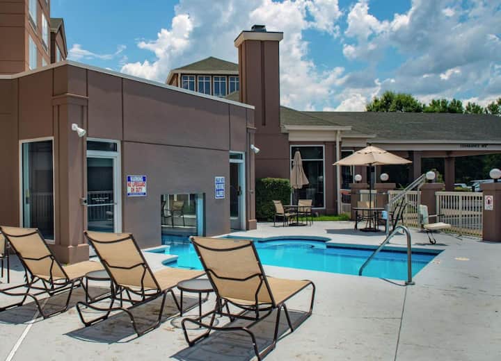 Comfy King Bed | Free Parking. Pet-friendly Rooms - Charlotte, NC