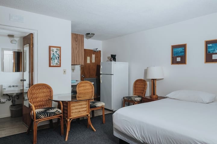 Vintage Studio W/ Island Breeze Near Waikiki Beach - Honolulu, HI