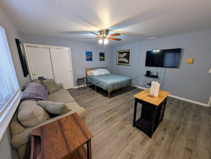 Spacious Studio Near Brady St - Milwaukee