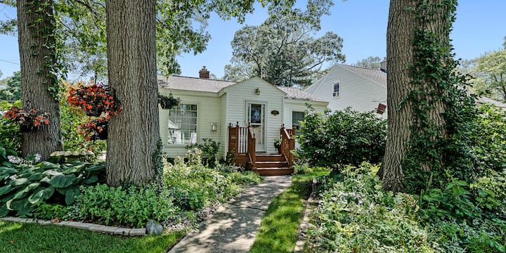 Cheerful Pet Friendly Cottage - Muskegon, MI
