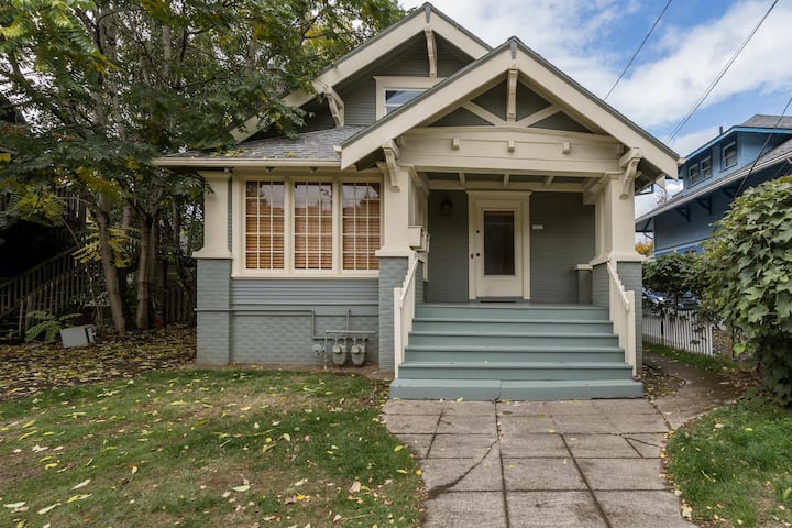 2br/1ba • Remodeled Home • Heart Of Hawthorne - Portland, OR