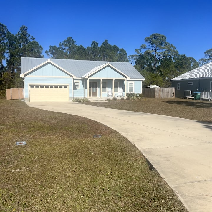 Blue Breeze | Cozy 3br Retreat With Fenced Yard & - St. George Island, FL