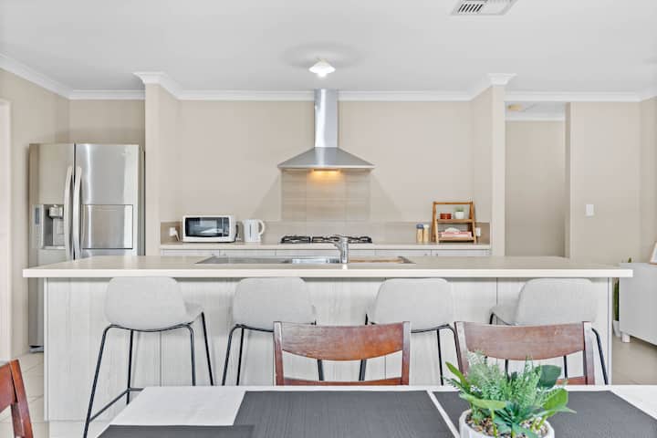 Spacious Beach House – Family & Pet-friendly -