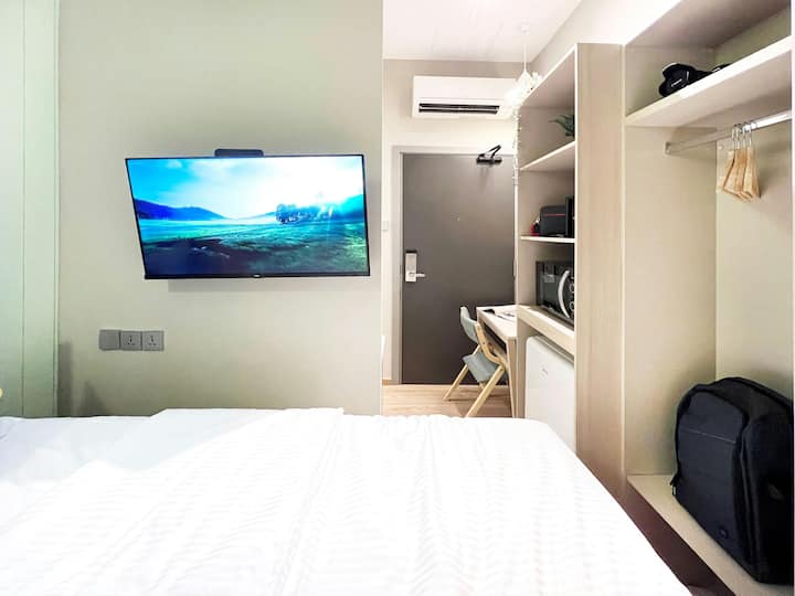 Premier Studio Queen @ Habyt Studios Kallang - Singapore