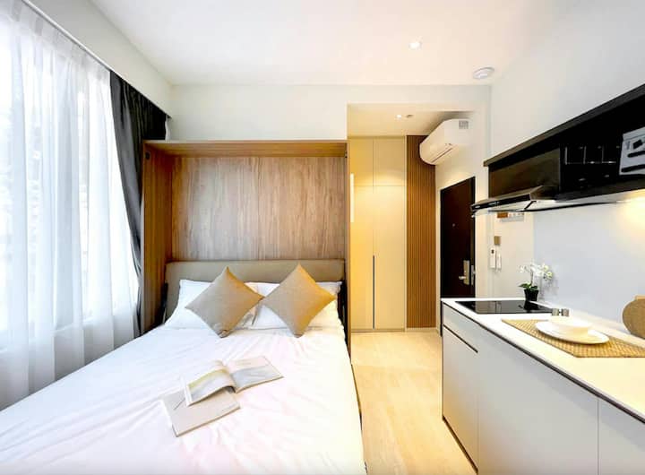 Deluxe Queen Room In A Lively ‘Hood - Bishan