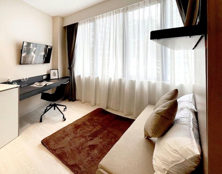 Deluxe Queen Room In A Lively ‘Hood - Singapore