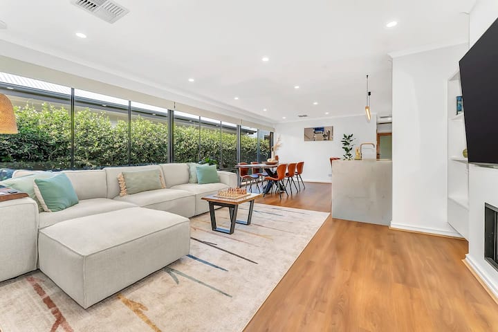 Redbrick Retreat—generous Coastal Escape - Glenelg