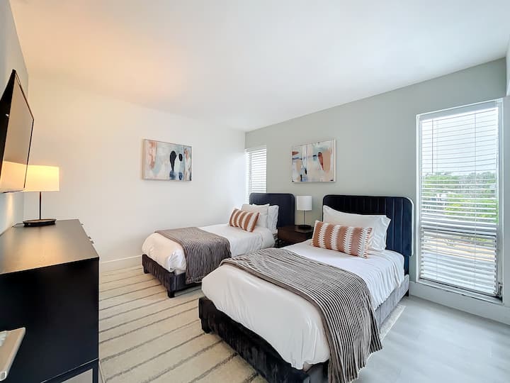 Renovated 2br With Pool & Modern Amenities - Fort Lauderdale-Hollywood Airport (FLL)