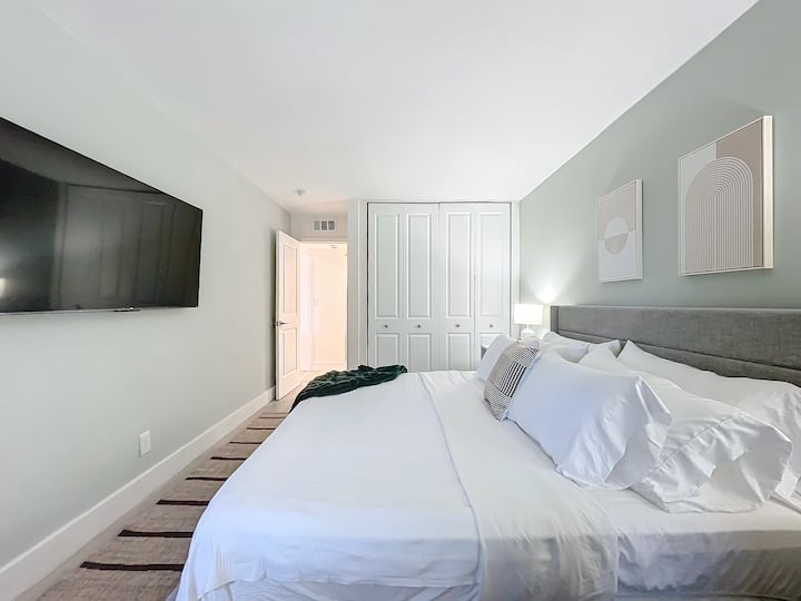 Refined 1br: Pool Access & Stylish Charm - Fort Lauderdale, FL