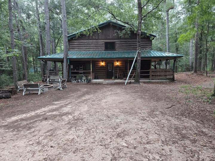 Big Beautiful Cabin Amongst Towering Pines - Navasota, TX