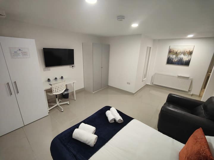 Leeds 3 Bed En-suites Apartment Retreat- Sleeps 9 - Leeds