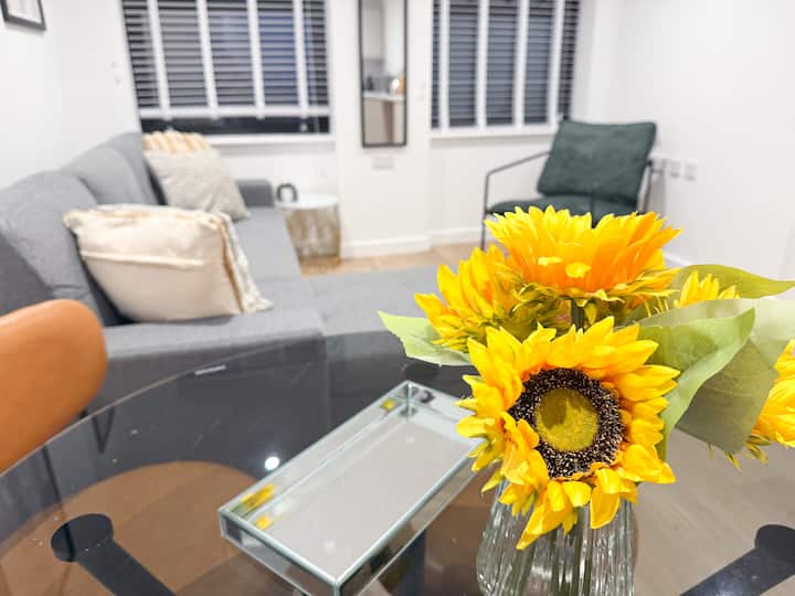 2 The Old Bank Apartments - Free Wifi & Parking - - St Neots