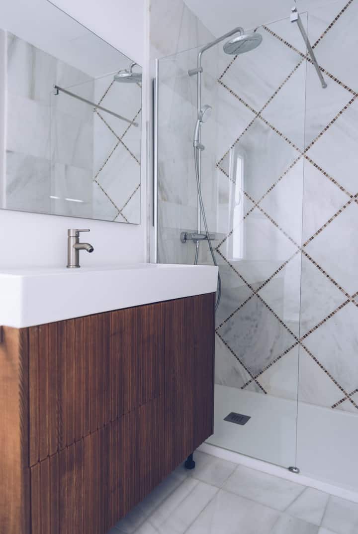 "Stunning 2-br Apartment In The Nook With Lift Acc - Gibraltar