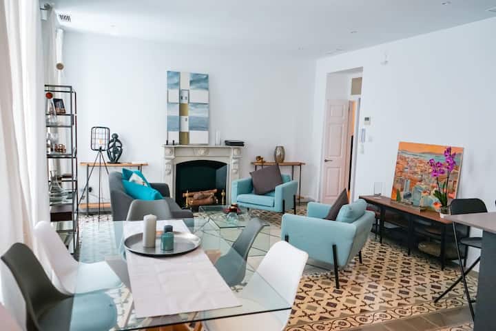 "Elegant 2-br Apartment With Unmatched Central Loc - Algeciras