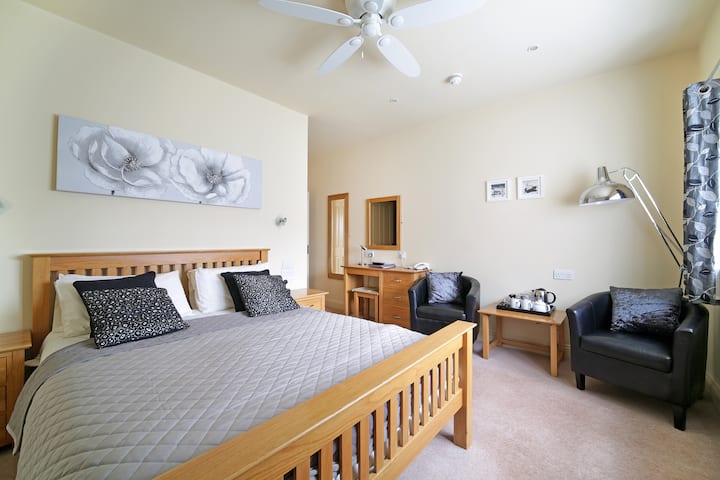 Room 1 & 3 · The Masons Arms, Double Room - Crewkerne