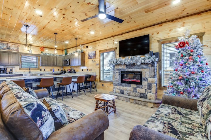 Hot Tub & Spectacular Views: Sevierville Cabin - Sevierville, TN