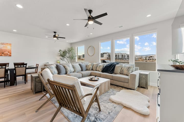 Oasis Retreat: Desert Color Lagoon + Beaches, - St. George, USA