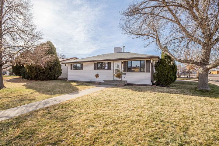 Eastside Sunset: Cozy Indoor Vibe, +Outdoor Games - Grand Junction, CO
