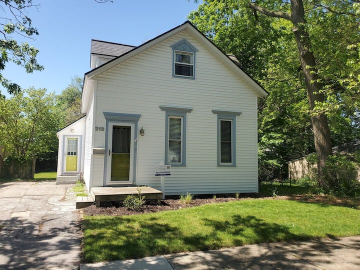 Cozy Pet Friendly Home | Minutes From Lake Mi - Grand Haven, MI