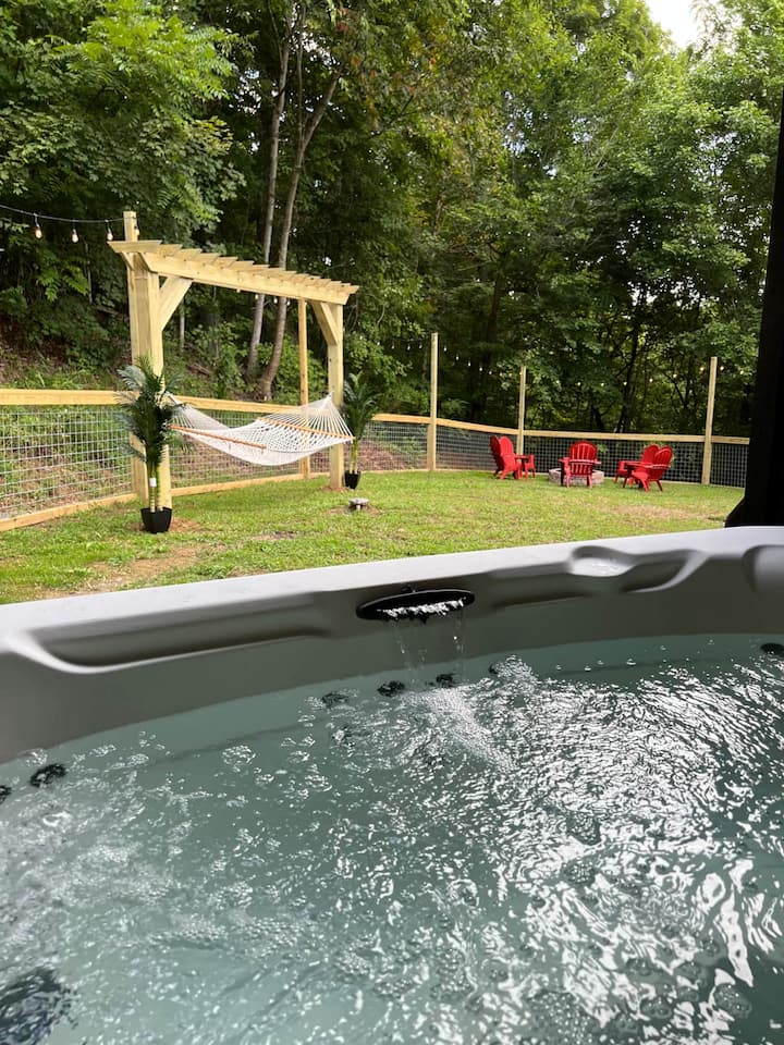 Fenced Yard, Hot Tub Pool Table - Sevierville, TN