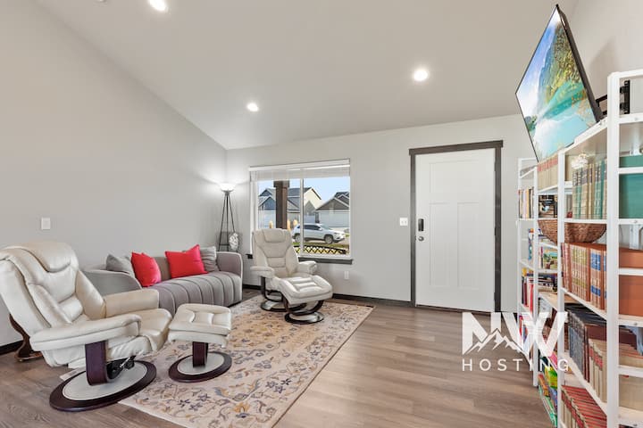 Silverwood Retreat! Cozy Home, Huge Yard - Post Falls, ID