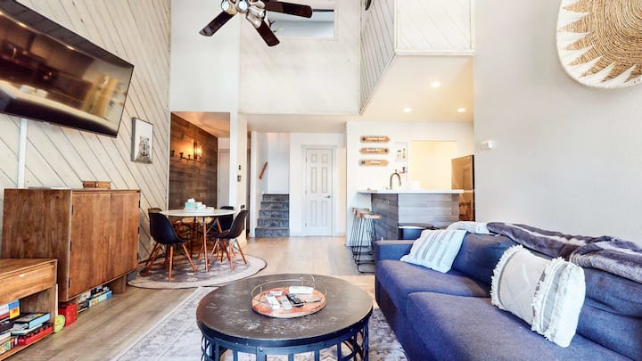 Chic 1 Bdr + Loft W/ Hot Tub, Near Canyon Lodge! - Mammoth Lakes
