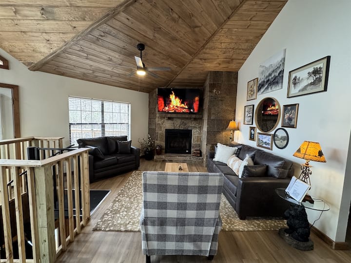 Mountain View Cabin With 3 Kings, Hottub, Pool - Gatlinburg, TN