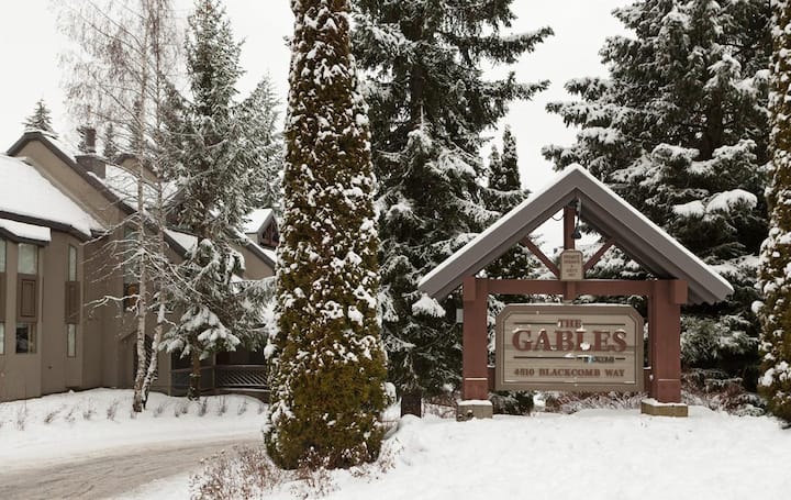 Whistler Gables 2 Bed 1 Bath Lifts And Ski In/out - Whistler