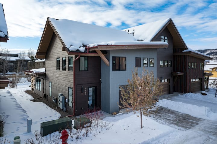Urban Retreat | Hot Tub | Pet Friendly - Steamboat Springs, CO