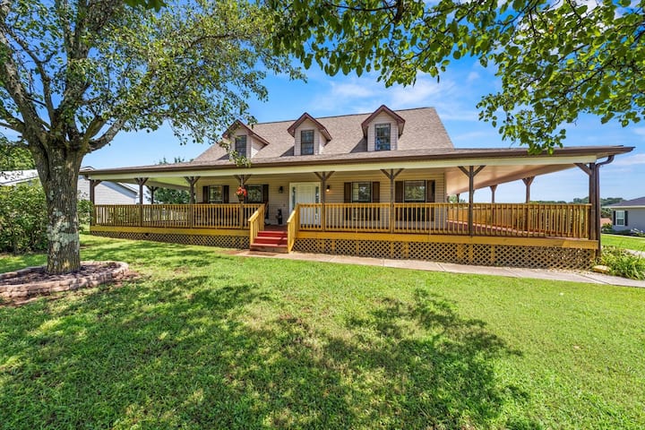 Spacious Home! •Pet-friendly •Mtnviews & Firepit! - Knoxville, TN